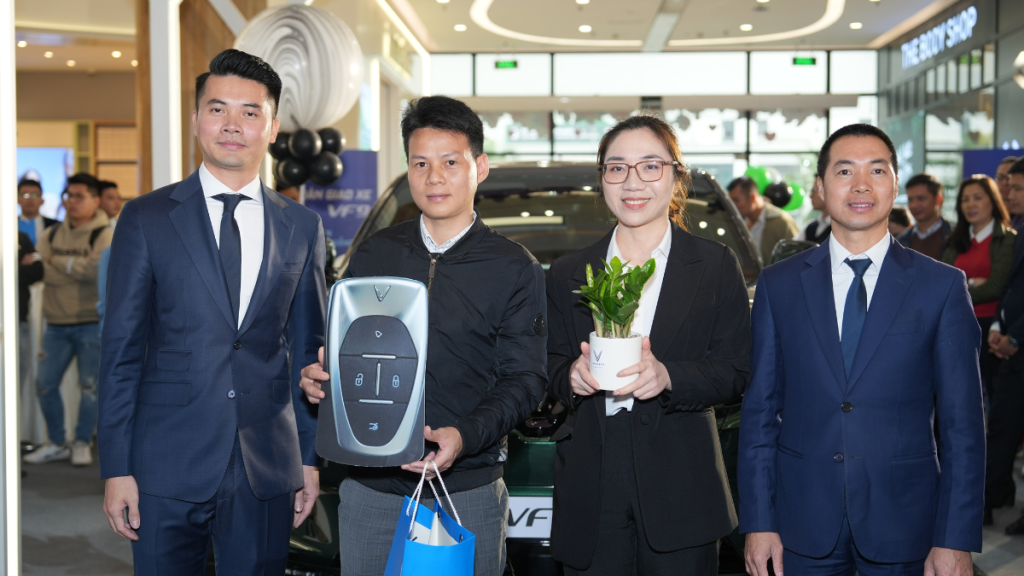 VinFast Delivers First VF 9 eSUVs To Customers In Vietnam - VinFast ...